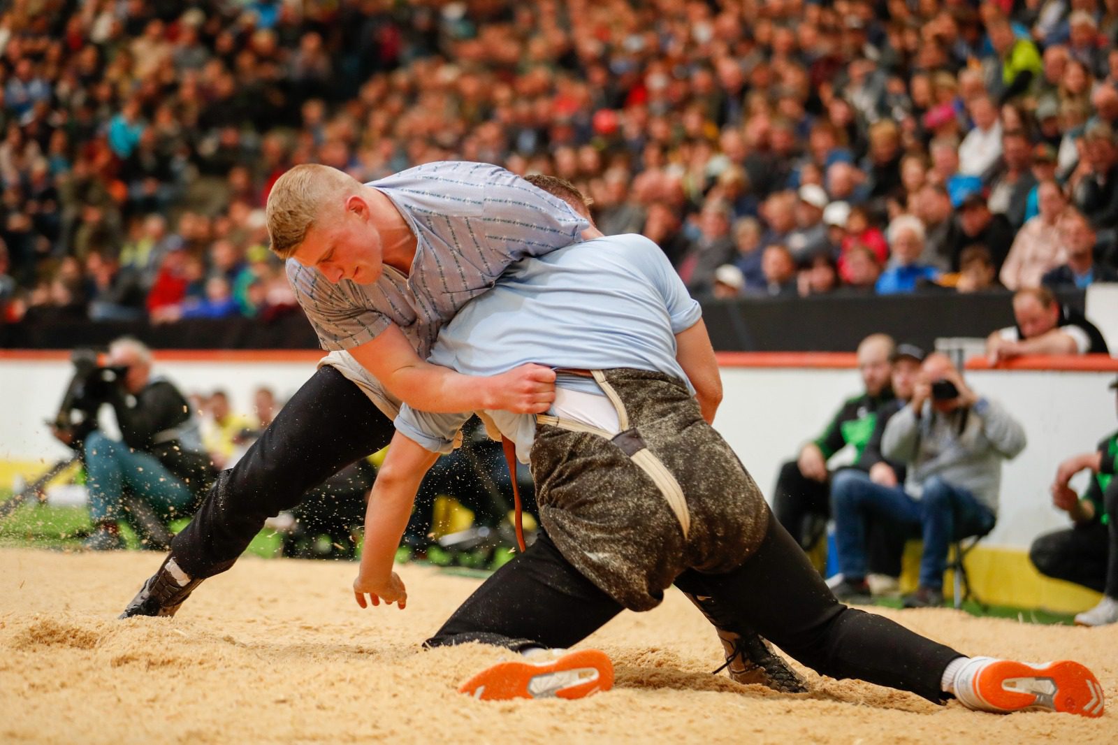 MITTELLÄNDISCHES 2022: Mittelländisches: Ledermann mit emotionaler ...